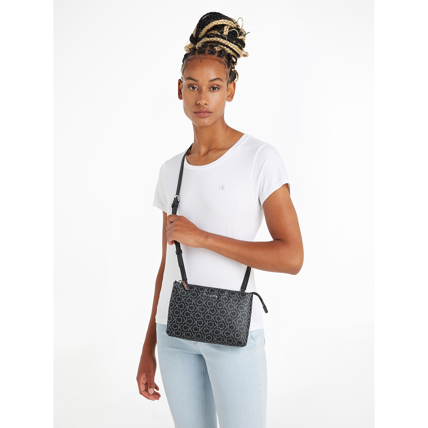 Calvin Klein Umhängetasche Must EW Xbody black ck mono mix | Koffer-Kopf